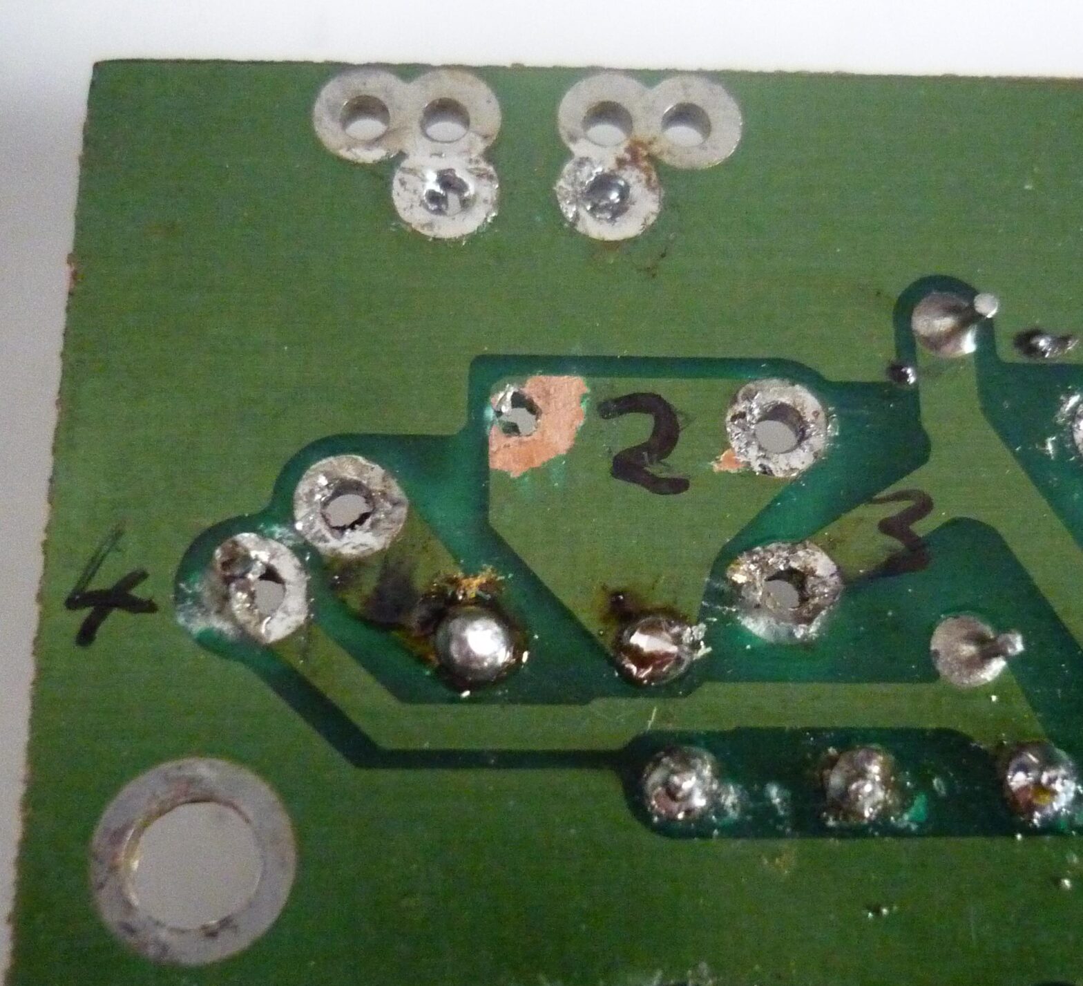 Commodore Plus 4 power connector to C64 version – Hackjunk.com