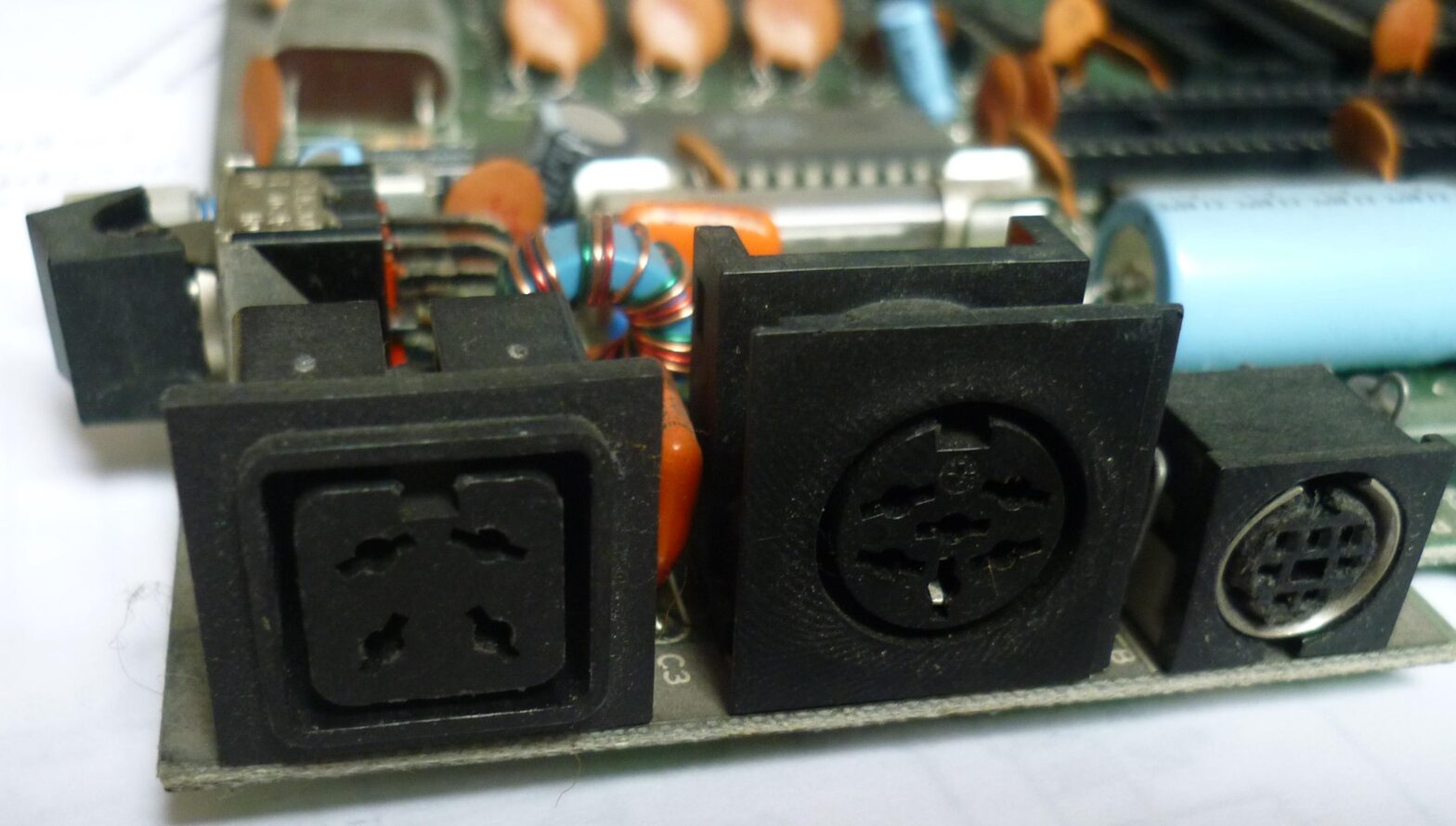 Commodore Plus 4 power connector to C64 version – Hackjunk.com