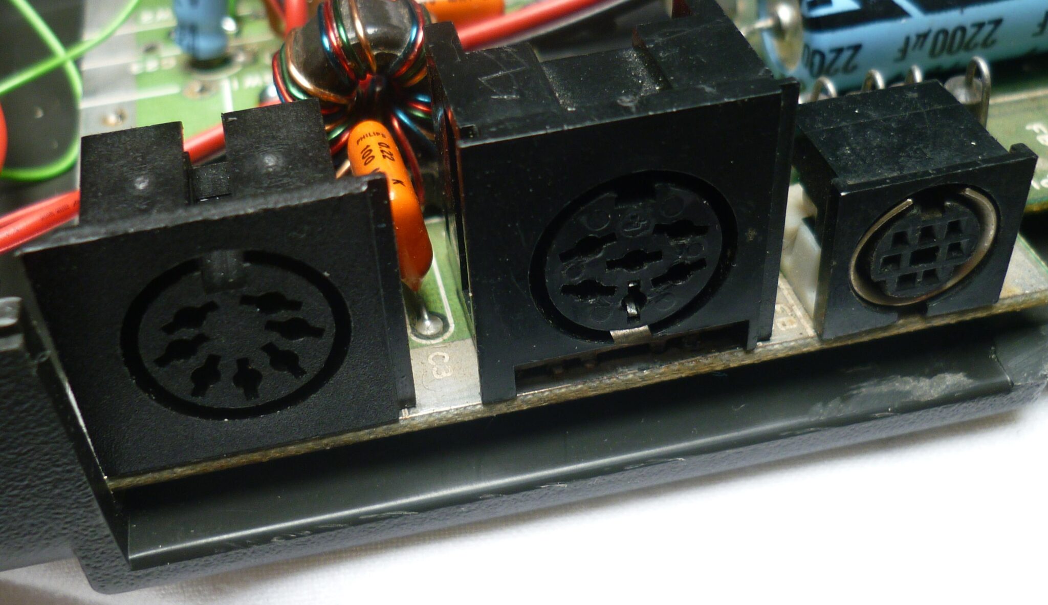 Commodore Plus 4 power connector to C64 version – Hackjunk.com